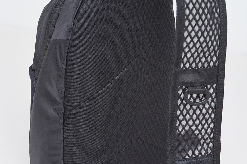 라이트슬링백_BK - 감도 깊은 취향 셀렉트샵 29CM